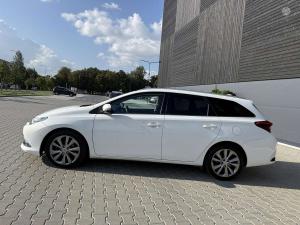 White Toyota Auris 2016 in Siauliai, with an engine capacity of 1.60 L and mileage of 300 thousand km for 6500 €, photo 9 on AUTOMOTO.COM.LV