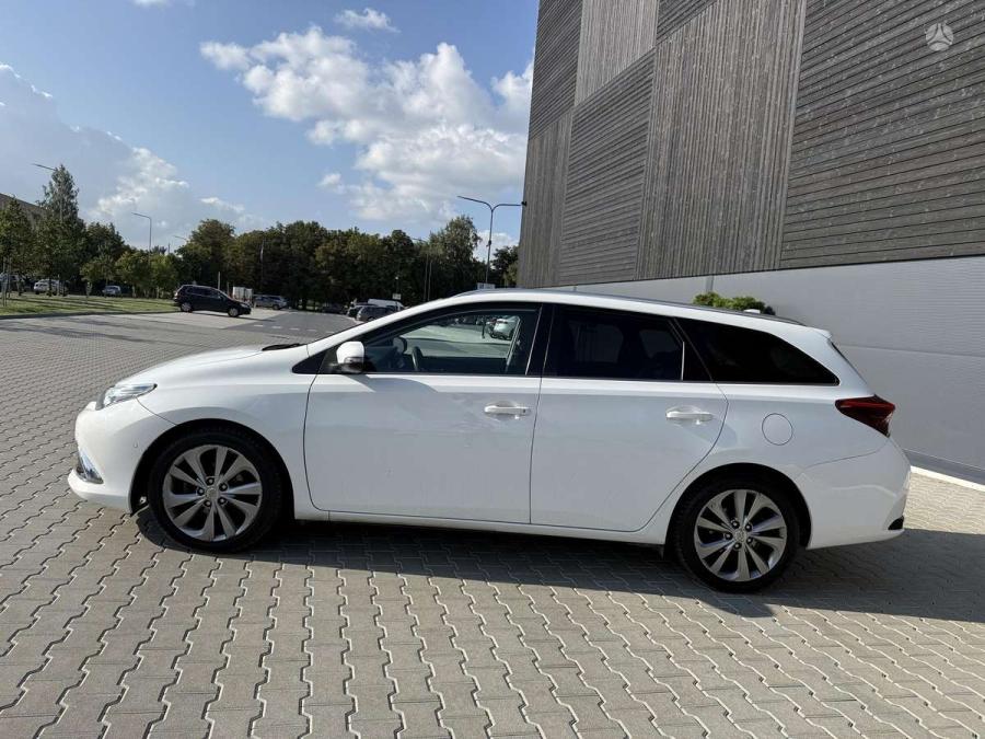 White Toyota Auris 2016 in Siauliai, with an engine capacity of 1.60 L and mileage of 300 thousand km for 6500 €, photo 9 on AUTOMOTO.COM.LV