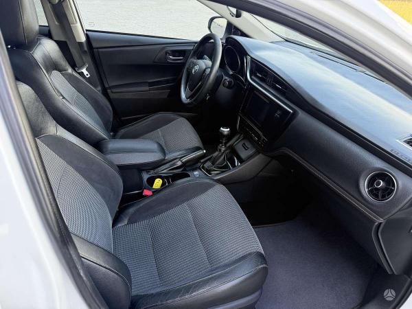 White Toyota Auris 2016 in Siauliai, with an engine capacity of 1.60 L and mileage of 300 thousand km for 6500 €, photo 11 on AUTOMOTO.COM.LV