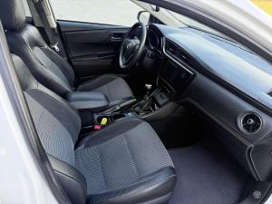 White Toyota Auris 2016 in Siauliai, with an engine capacity of 1.60 L and mileage of 300 thousand km for 6500 €, photo 11 on AUTOMOTO.COM.LV