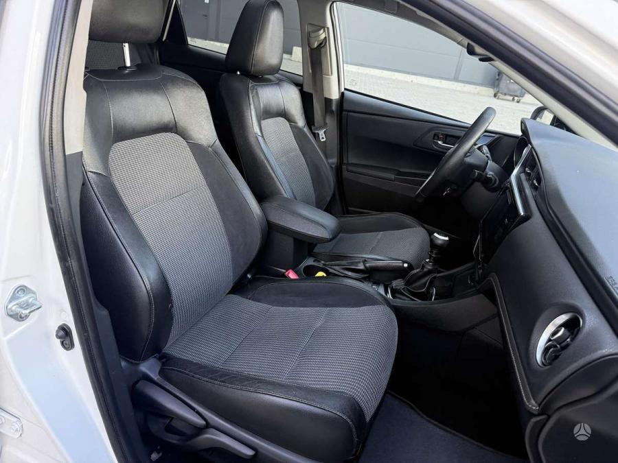 White Toyota Auris 2016 in Siauliai, with an engine capacity of 1.60 L and mileage of 300 thousand km for 6500 €, photo 13 on AUTOMOTO.COM.LV