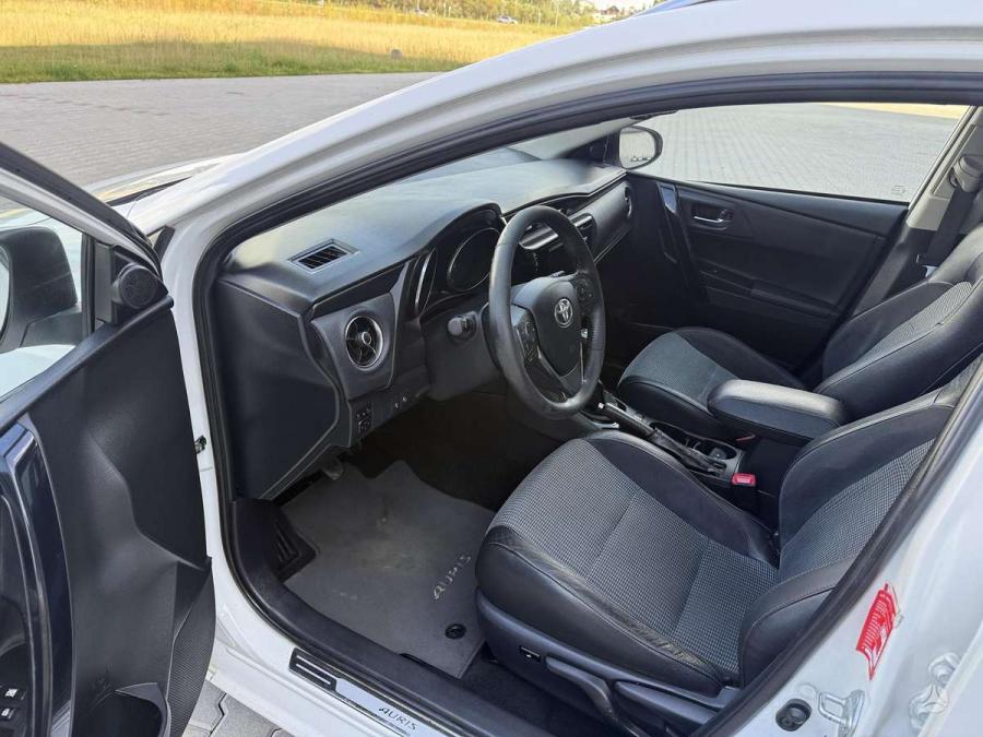 White Toyota Auris 2016 in Siauliai, with an engine capacity of 1.60 L and mileage of 300 thousand km for 6500 €, photo 14 on AUTOMOTO.COM.LV