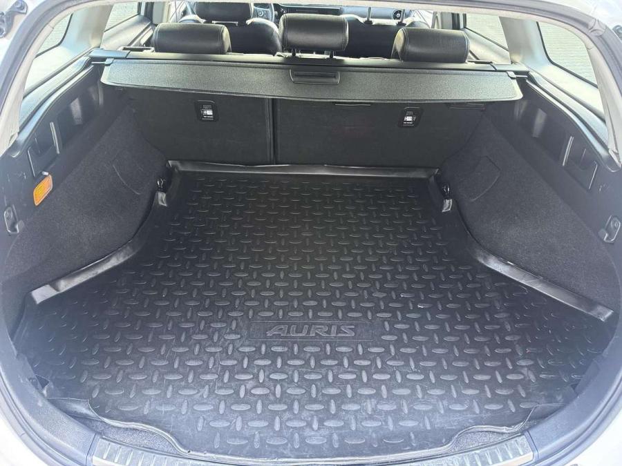 White Toyota Auris 2016 in Siauliai, with an engine capacity of 1.60 L and mileage of 300 thousand km for 6500 €, photo 20 on AUTOMOTO.COM.LV