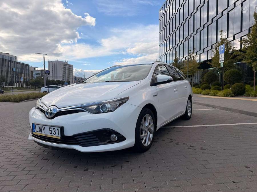 White Toyota Auris 2016 in Radviliskis, with an engine capacity of 1.80 L and mileage of 297 thousand km for 8200 €, photo 1 on AUTOMOTO.COM.LV