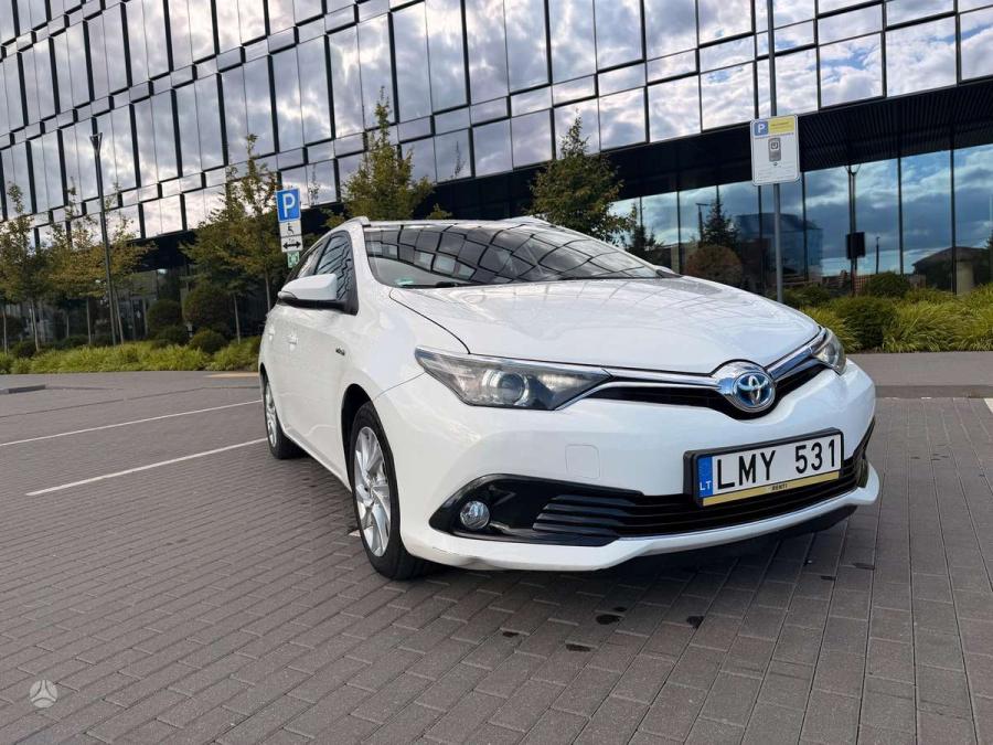 White Toyota Auris 2016 in Radviliskis, with an engine capacity of 1.80 L and mileage of 297 thousand km for 8200 €, photo 4 on AUTOMOTO.COM.LV
