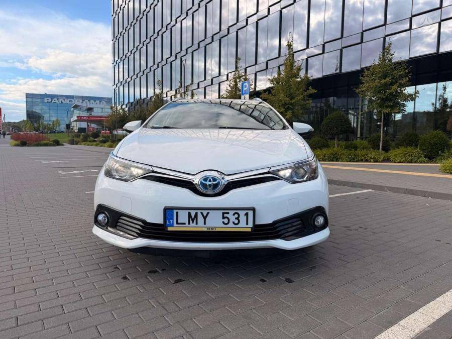 White Toyota Auris 2016 in Radviliskis, with an engine capacity of 1.80 L and mileage of 297 thousand km for 8200 €, photo 5 on AUTOMOTO.COM.LV