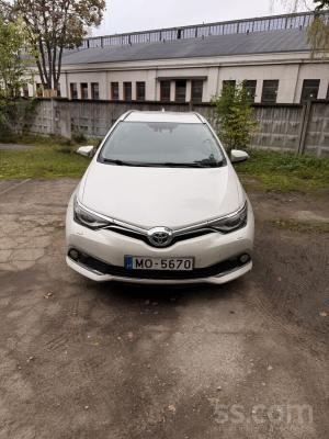 White Toyota Auris 2016 in Riga, with an engine capacity of 1.80 L and mileage of 179 thousand km for 9900 €, photo  on AUTOMOTO.COM.LV