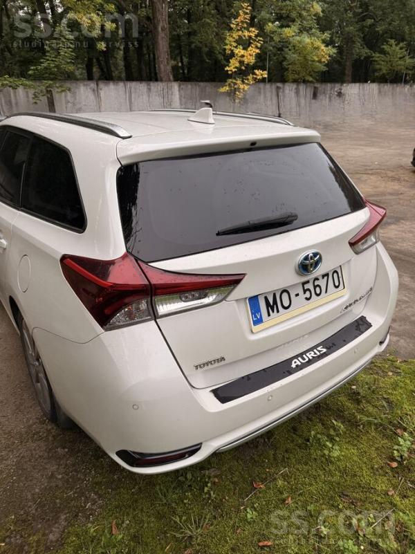 White Toyota Auris 2016 in Riga, with an engine capacity of 1.80 L and mileage of 179 thousand km for 9900 €, photo 6 on AUTOMOTO.COM.LV