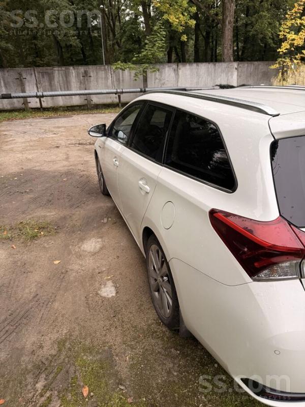 White Toyota Auris 2016 in Riga, with an engine capacity of 1.80 L and mileage of 179 thousand km for 9900 €, photo 7 on AUTOMOTO.COM.LV