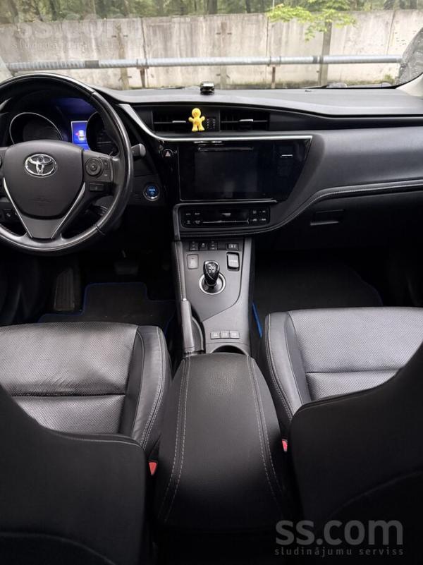 White Toyota Auris 2016 in Riga, with an engine capacity of 1.80 L and mileage of 179 thousand km for 9900 €, photo 9 on AUTOMOTO.COM.LV