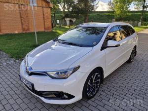 White Toyota Auris 2016 in Daugavpils, with an engine capacity of 1.20 L and mileage of 145 thousand km for 7450 €, photo 4 on AUTOMOTO.COM.LV