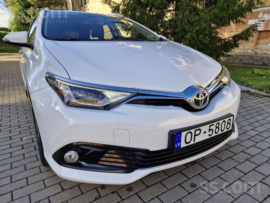 White Toyota Auris 2016 in Daugavpils, with an engine capacity of 1.20 L and mileage of 145 thousand km for 7450 €, photo 5 on AUTOMOTO.COM.LV