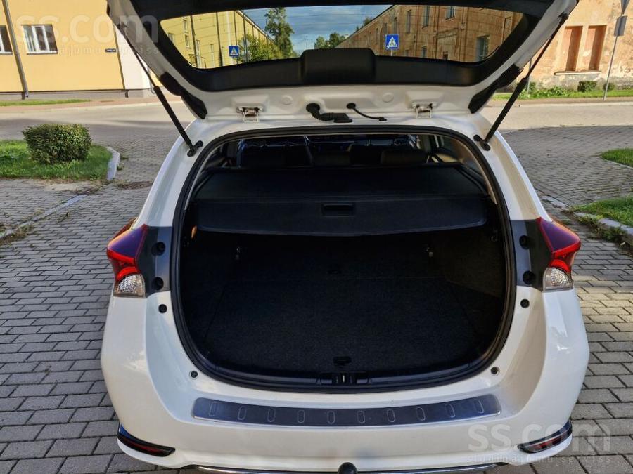 White Toyota Auris 2016 in Daugavpils, with an engine capacity of 1.20 L and mileage of 145 thousand km for 7450 €, photo 11 on AUTOMOTO.COM.LV