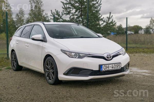 White Toyota Auris 2017 in Riga, with an engine capacity of 1.40 L and mileage of 304 thousand km for 7690 €, photo 3 on AUTOMOTO.COM.LV