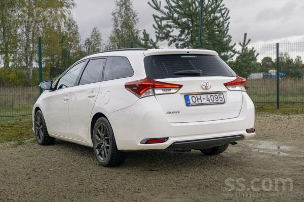 White Toyota Auris 2017 in Riga, with an engine capacity of 1.40 L and mileage of 304 thousand km for 7690 €, photo 4 on AUTOMOTO.COM.LV