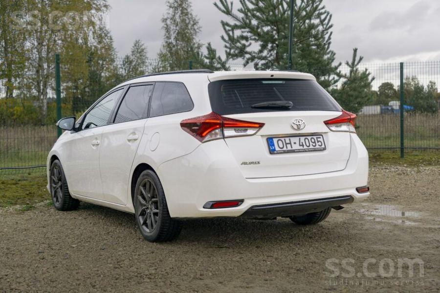 Balts Toyota Auris 2017 Rīga, ar dzinēja tilpumu 1.40 L un nobraukumu 304 tūkst. km par 7690 €, foto 4 vietnē AUTOMOTO.COM.LV