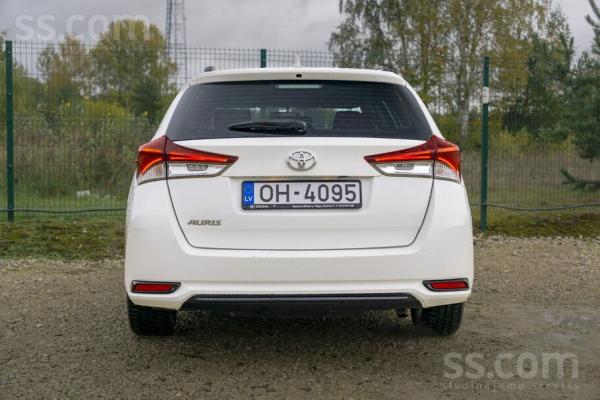 White Toyota Auris 2017 in Riga, with an engine capacity of 1.40 L and mileage of 304 thousand km for 7690 €, photo 5 on AUTOMOTO.COM.LV