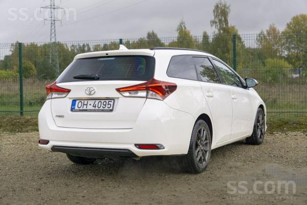White Toyota Auris 2017 in Riga, with an engine capacity of 1.40 L and mileage of 304 thousand km for 7690 €, photo 6 on AUTOMOTO.COM.LV