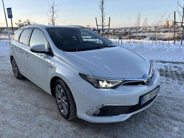 White Toyota Auris 2017 in Vilnius, with an engine capacity of 1.80 L and mileage of 171 thousand km for 11300 €, photo 3 on AUTOMOTO.COM.LV