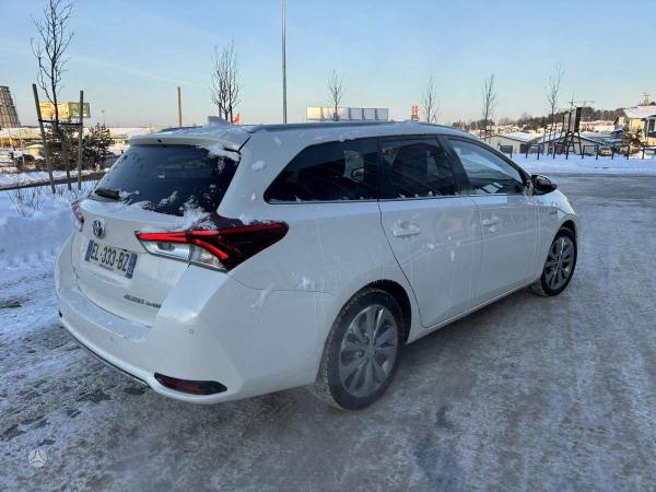 White Toyota Auris 2017 in Vilnius, with an engine capacity of 1.80 L and mileage of 171 thousand km for 11300 €, photo 5 on AUTOMOTO.COM.LV