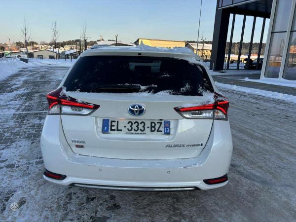 White Toyota Auris 2017 in Vilnius, with an engine capacity of 1.80 L and mileage of 171 thousand km for 11300 €, photo 6 on AUTOMOTO.COM.LV