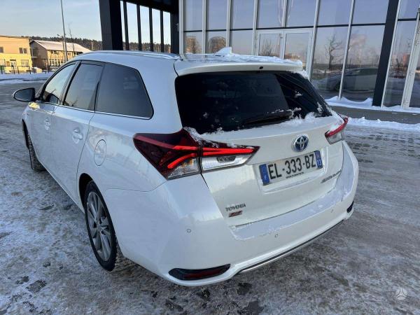 White Toyota Auris 2017 in Vilnius, with an engine capacity of 1.80 L and mileage of 171 thousand km for 11300 €, photo 7 on AUTOMOTO.COM.LV