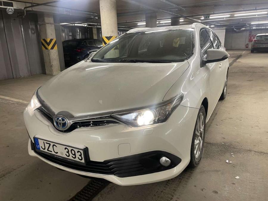 White Toyota Auris 2017 in Klaipeda, with an engine capacity of 1.80 L and mileage of 231 thousand km for 10095 €, photo 1 on AUTOMOTO.COM.LV