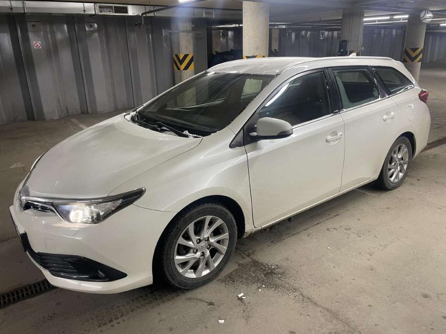 White Toyota Auris 2017 in Klaipeda, with an engine capacity of 1.80 L and mileage of 231 thousand km for 10095 €, photo 2 on AUTOMOTO.COM.LV
