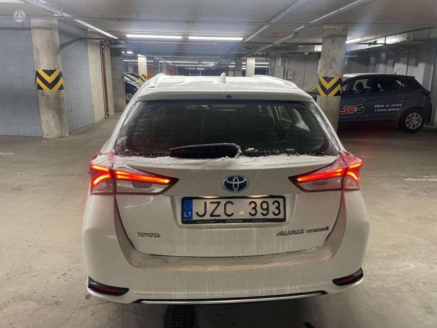 White Toyota Auris 2017 in Klaipeda, with an engine capacity of 1.80 L and mileage of 231 thousand km for 10095 €, photo 3 on AUTOMOTO.COM.LV