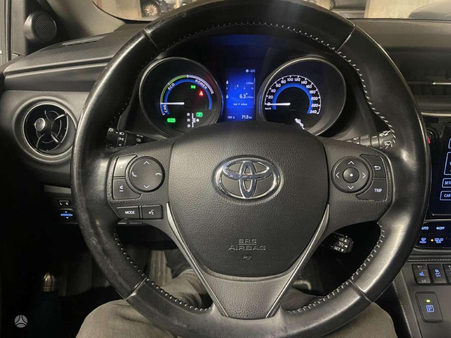 White Toyota Auris 2017 in Klaipeda, with an engine capacity of 1.80 L and mileage of 231 thousand km for 10095 €, photo 13 on AUTOMOTO.COM.LV