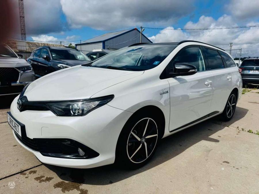 White Toyota Auris 2017 in Kaunas, with an engine capacity of 1.80 L and mileage of 201 thousand km for 11800 €, photo 1 on AUTOMOTO.COM.LV