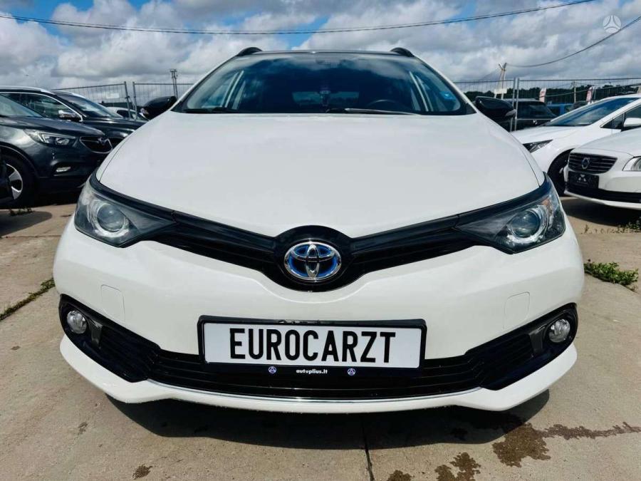 White Toyota Auris 2017 in Kaunas, with an engine capacity of 1.80 L and mileage of 201 thousand km for 11800 €, photo 3 on AUTOMOTO.COM.LV