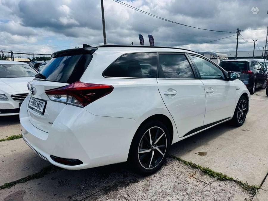 White Toyota Auris 2017 in Kaunas, with an engine capacity of 1.80 L and mileage of 201 thousand km for 11800 €, photo 5 on AUTOMOTO.COM.LV