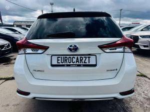 White Toyota Auris 2017 in Kaunas, with an engine capacity of 1.80 L and mileage of 201 thousand km for 11800 €, photo 6 on AUTOMOTO.COM.LV
