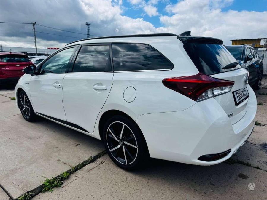 White Toyota Auris 2017 in Kaunas, with an engine capacity of 1.80 L and mileage of 201 thousand km for 11800 €, photo 7 on AUTOMOTO.COM.LV