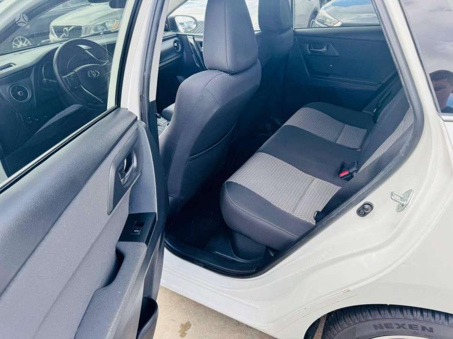 White Toyota Auris 2017 in Kaunas, with an engine capacity of 1.80 L and mileage of 201 thousand km for 11800 €, photo 9 on AUTOMOTO.COM.LV