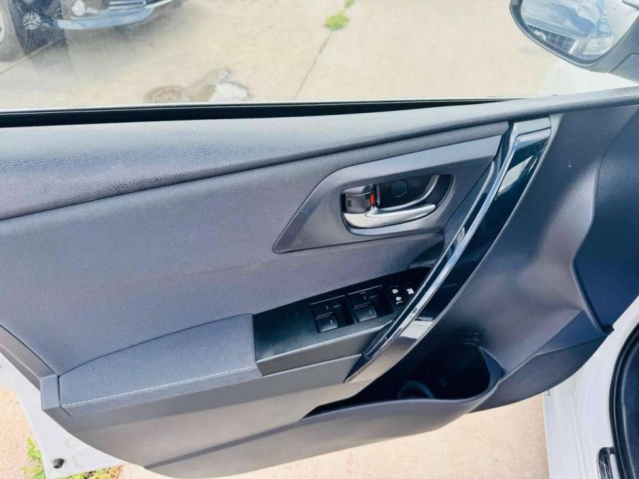 White Toyota Auris 2017 in Kaunas, with an engine capacity of 1.80 L and mileage of 201 thousand km for 11800 €, photo 11 on AUTOMOTO.COM.LV