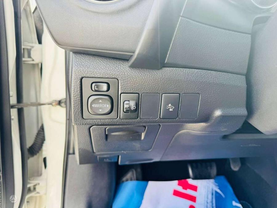 White Toyota Auris 2017 in Kaunas, with an engine capacity of 1.80 L and mileage of 201 thousand km for 11800 €, photo 16 on AUTOMOTO.COM.LV