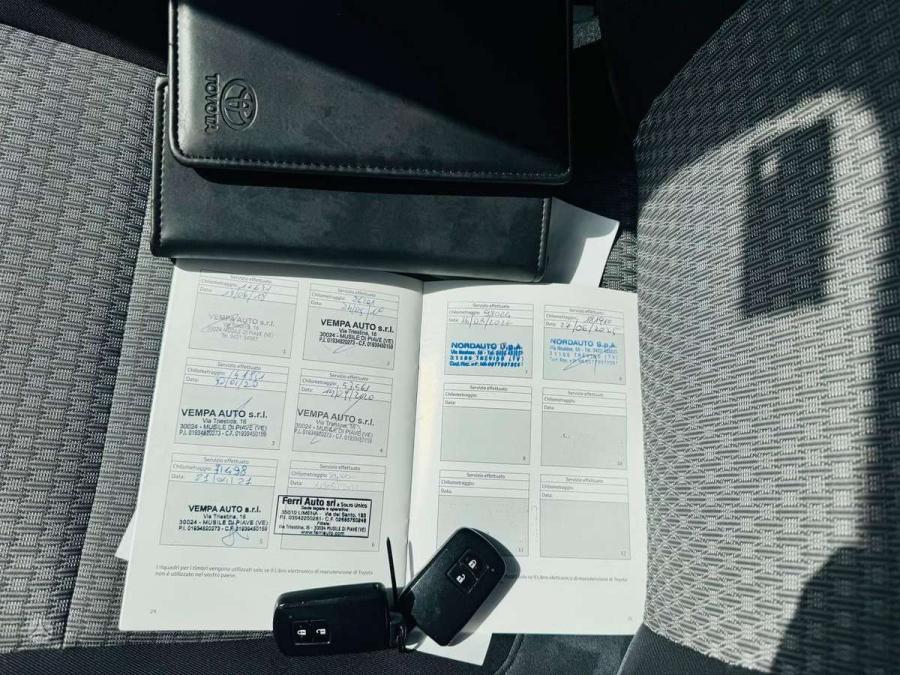 White Toyota Auris 2017 in Kaunas, with an engine capacity of 1.80 L and mileage of 201 thousand km for 11800 €, photo 19 on AUTOMOTO.COM.LV