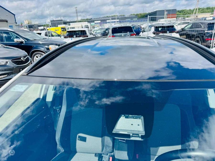 White Toyota Auris 2017 in Kaunas, with an engine capacity of 1.80 L and mileage of 201 thousand km for 11800 €, photo 20 on AUTOMOTO.COM.LV