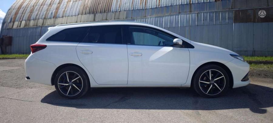 White Toyota Auris 2017 in Utena, with an engine capacity of 1.20 L and mileage of 191 thousand km for 7450 €, photo 3 on AUTOMOTO.COM.LV