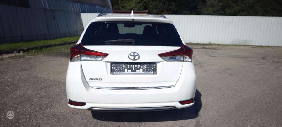 White Toyota Auris 2017 in Utena, with an engine capacity of 1.20 L and mileage of 191 thousand km for 7450 €, photo 5 on AUTOMOTO.COM.LV