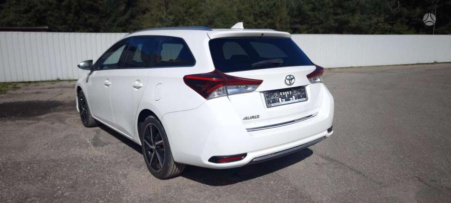 White Toyota Auris 2017 in Utena, with an engine capacity of 1.20 L and mileage of 191 thousand km for 7450 €, photo 6 on AUTOMOTO.COM.LV