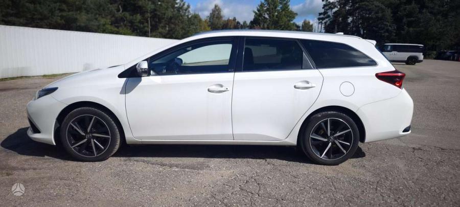 White Toyota Auris 2017 in Utena, with an engine capacity of 1.20 L and mileage of 191 thousand km for 7450 €, photo 7 on AUTOMOTO.COM.LV