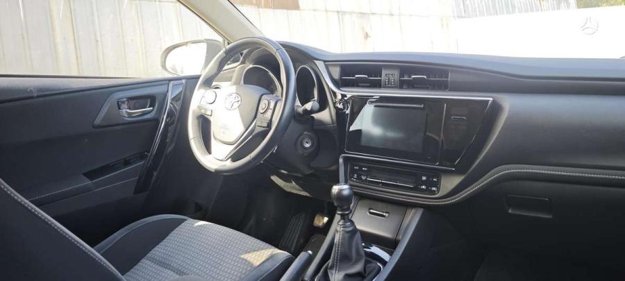 White Toyota Auris 2017 in Utena, with an engine capacity of 1.20 L and mileage of 191 thousand km for 7450 €, photo 12 on AUTOMOTO.COM.LV