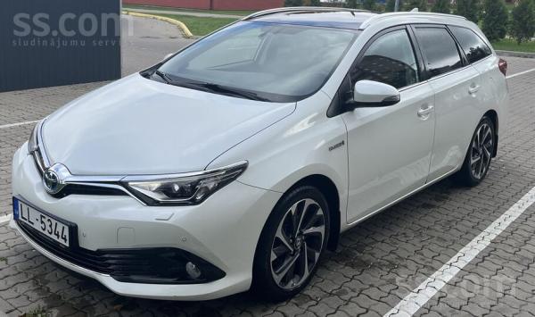 Balts Toyota Auris 2017 Rīga, ar dzinēja tilpumu 1.80 L un nobraukumu 98 tūkst. km par 11950 €, foto 1 vietnē AUTOMOTO.COM.LV