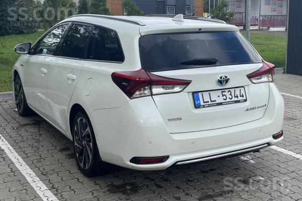 White Toyota Auris 2017 in Riga, with an engine capacity of 1.80 L and mileage of 98 thousand km for 11950 €, photo 3 on AUTOMOTO.COM.LV