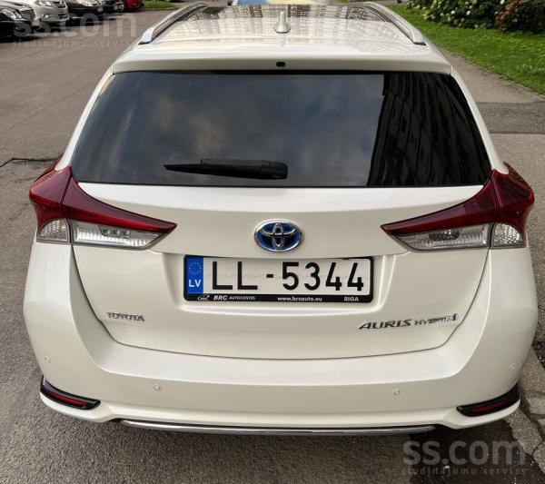 White Toyota Auris 2017 in Riga, with an engine capacity of 1.80 L and mileage of 98 thousand km for 11950 €, photo 4 on AUTOMOTO.COM.LV