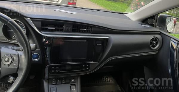 White Toyota Auris 2017 in Riga, with an engine capacity of 1.80 L and mileage of 98 thousand km for 11950 €, photo 7 on AUTOMOTO.COM.LV