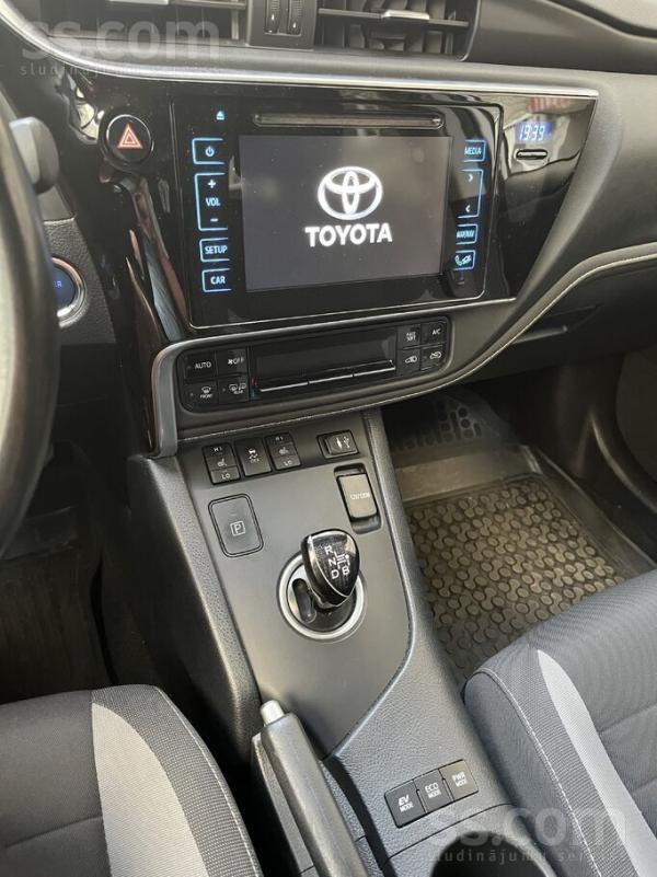 White Toyota Auris 2017 in Riga, with an engine capacity of 1.80 L and mileage of 98 thousand km for 11950 €, photo 8 on AUTOMOTO.COM.LV